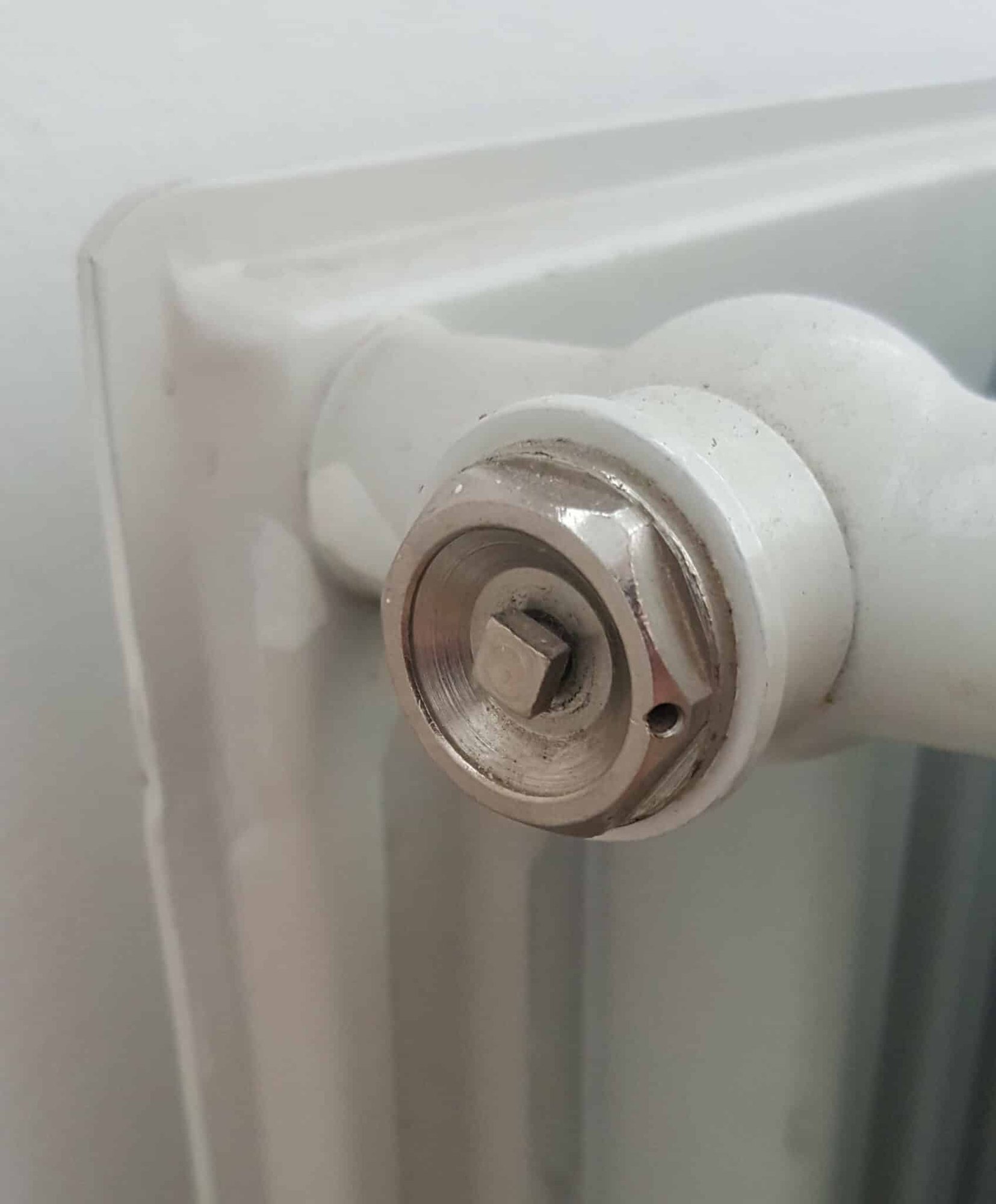 Udluftning af radiator med nøgle | Dahl Hjælper