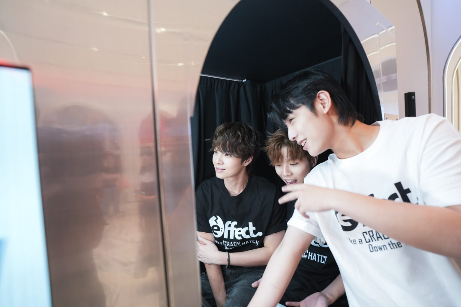 英皇娛樂限定應援概念店 0 e:ffect ，設於銅鑼灣售限定周邊精品及歌手舞台服飾展覽… | KONGGOK 港角