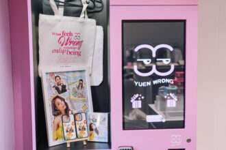 英皇娛樂限定應援概念店 0 e:ffect ，設於銅鑼灣售限定周邊精品及歌手舞台服飾展覽… | KONGGOK 港角