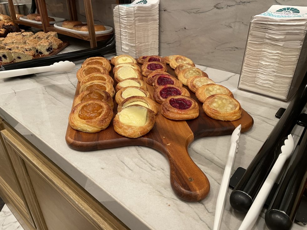 Candy Cane Inn Review: A Classic Disneyland Area Hotel - WDW Magazine