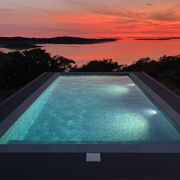 Betongpool ger en lyxig känsla som står sig år efter år